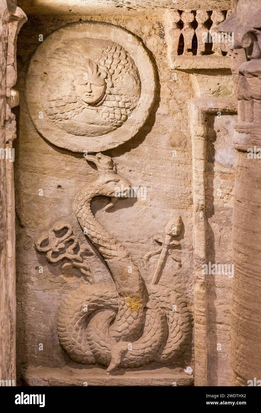 Nécropole de KOM el Shogafa, tombe principale, deuxième portique ...