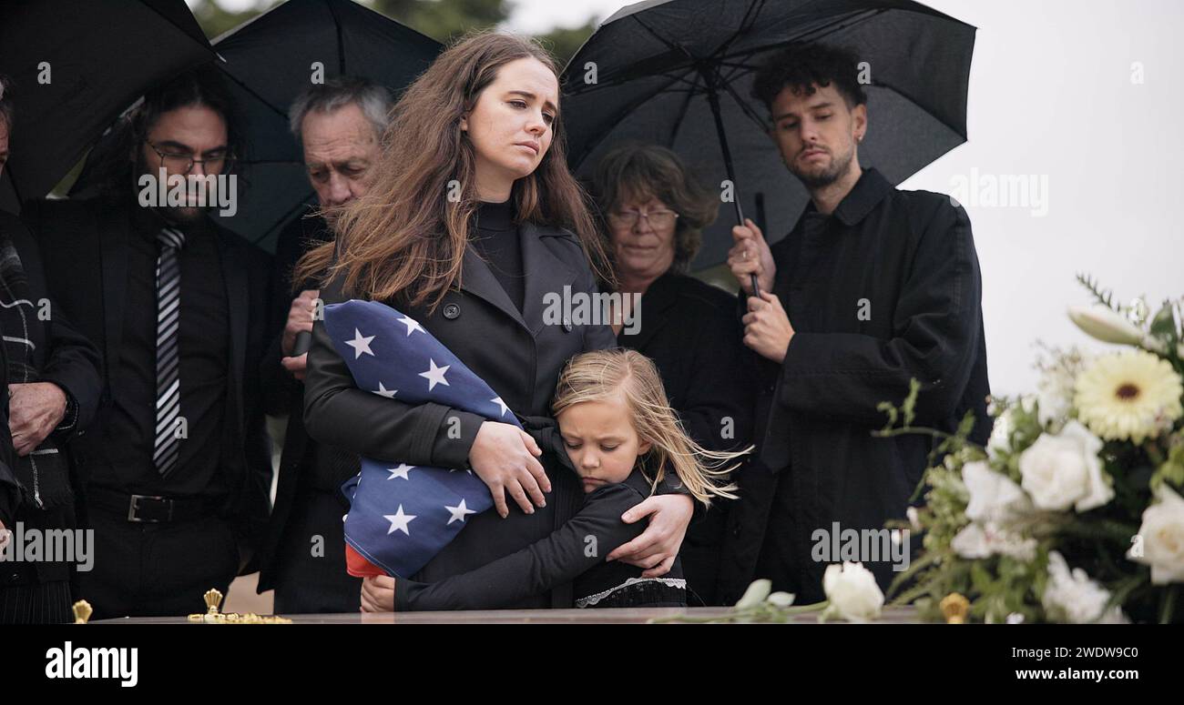 Funérailles, famille et personnes tristes avec drapeau américain, deuil ...