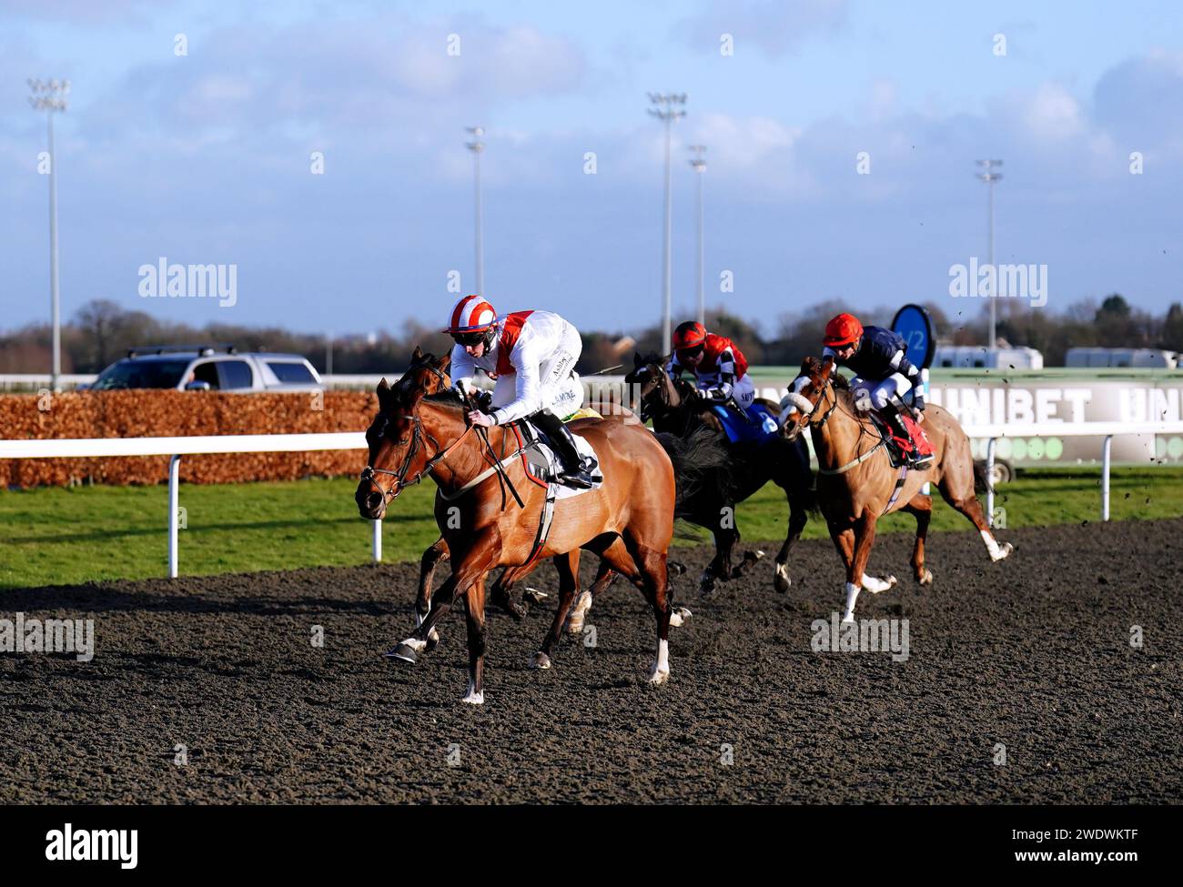 Couvert nuageux monté par le jockey Rossa Ryan (à gauche) sur leur ...