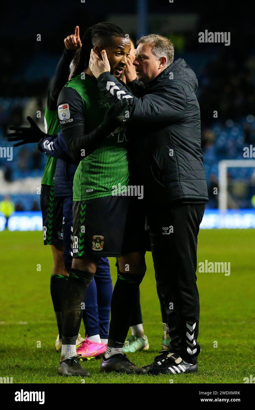 Kasey Palmer, de Coventry City, s'entretient avec Mark Robins à la fin ...