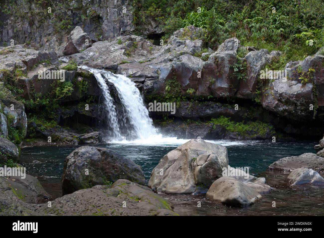 Chute d'eau au bassin Lucie (bassin Lucie) cent mètres en aval de la ...