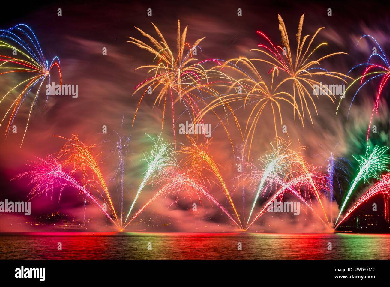 Feu d'artifice sur le lac de Zurich au début de l'année 2024 à Zurich ...