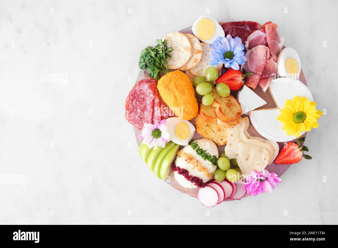 Planche de charcuterie à thème printemps ou Pâques sur fond de marbre ...