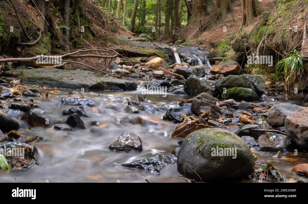 Rivière qui coule sur les rochers Banque de photographies et d’images à ...