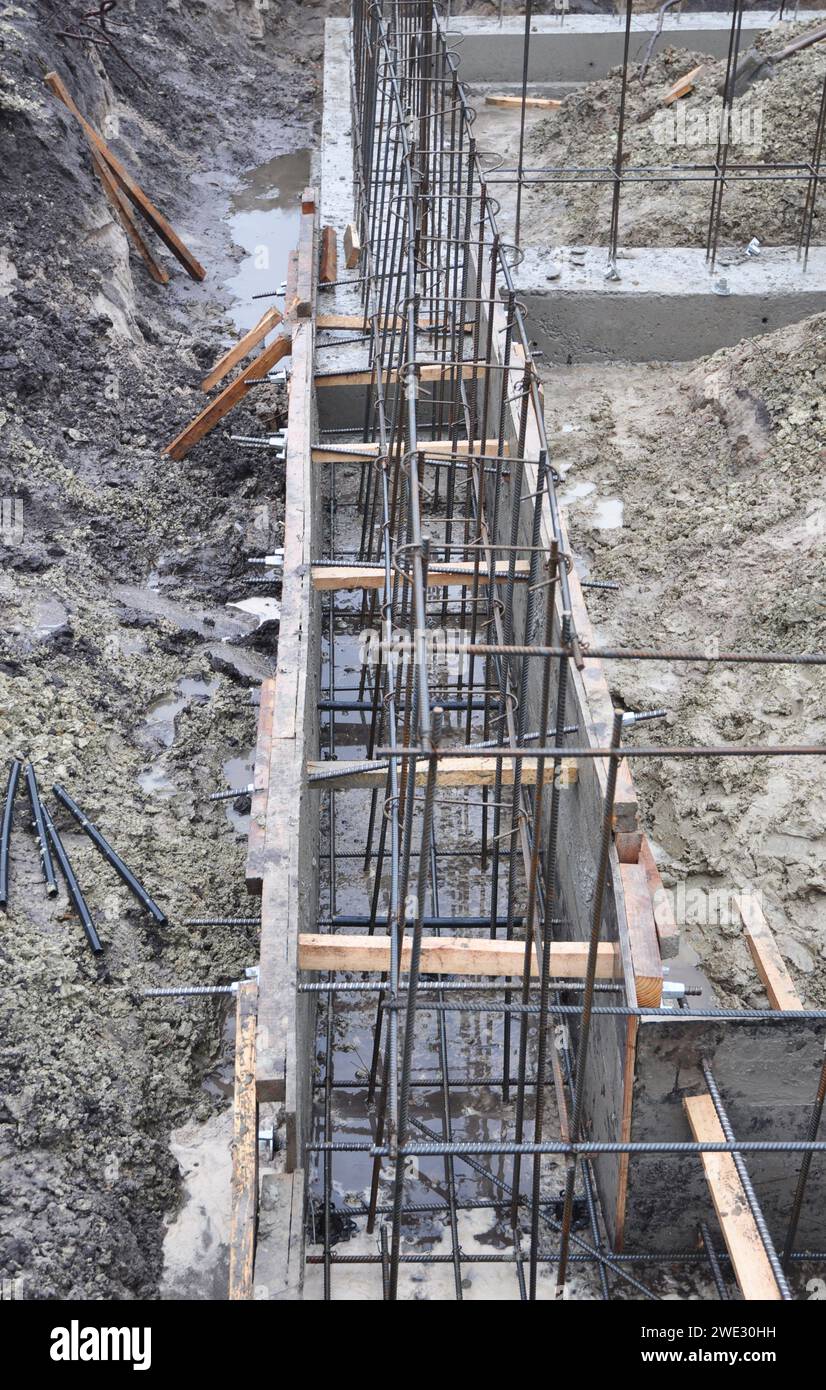 Le début de la construction des fondations de la maison : creuser des ...