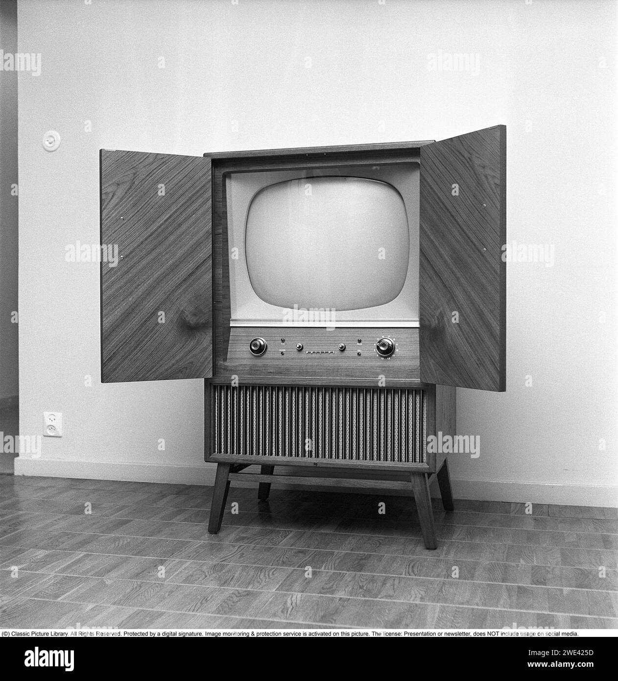 Télévision dans les années 1950 Un téléviseur ancien fabriqué par ...