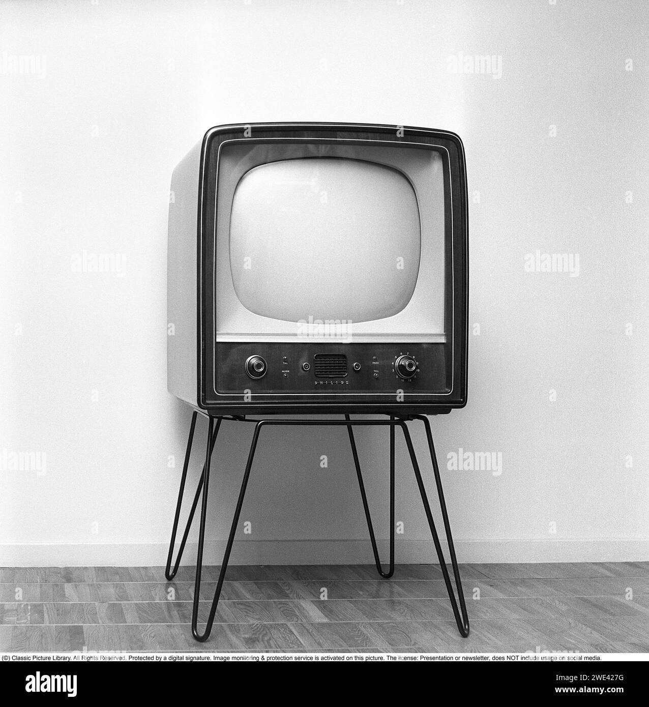 Télévision dans les années 1950 Un téléviseur ancien fabriqué par ...
