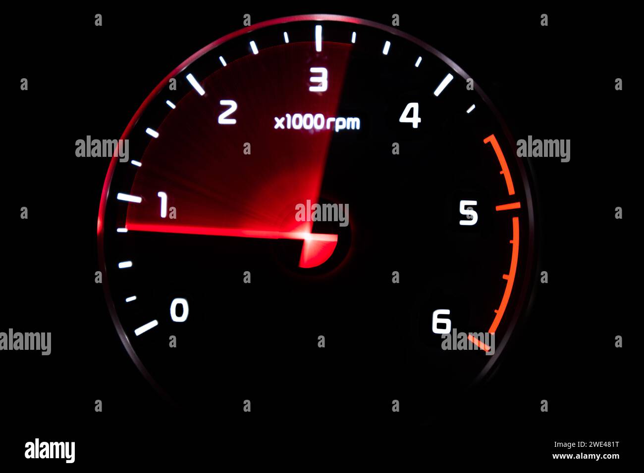 Gros plan du compte-tours dans la voiture. Tableau de bord de voiture ...