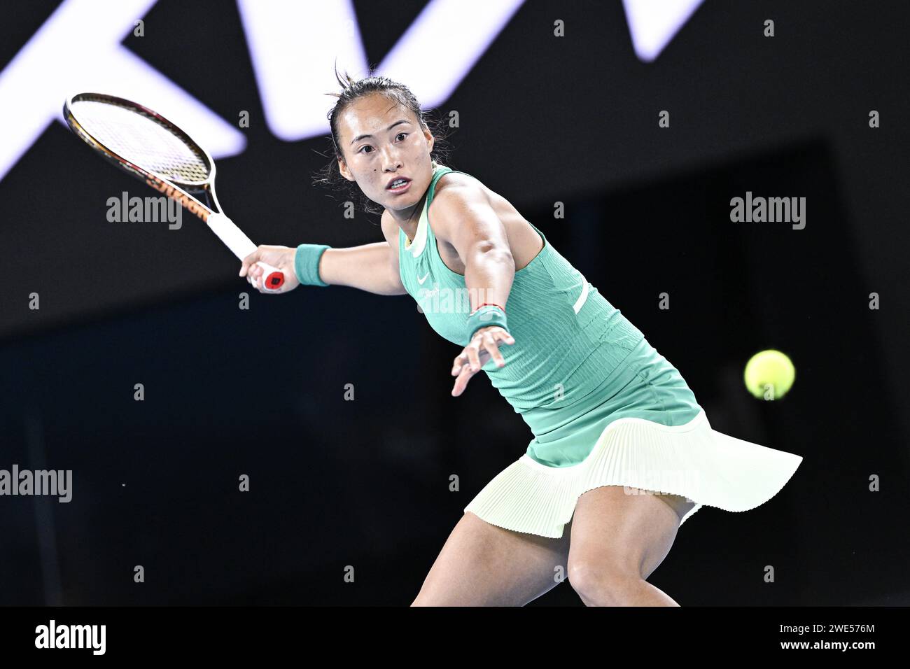 Qinwen Zheng de Chine lors de l'Open d'Australie 2024, tournoi de tennis du Grand Chelem le 22 ...