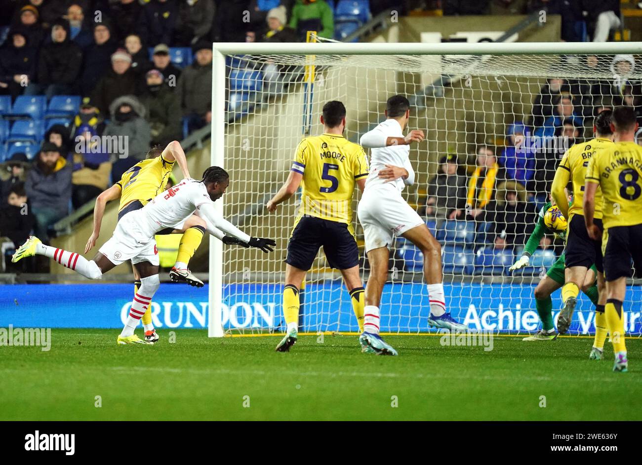 Sam long (à gauche) marque le premier but de Barnsley du match lors du ...