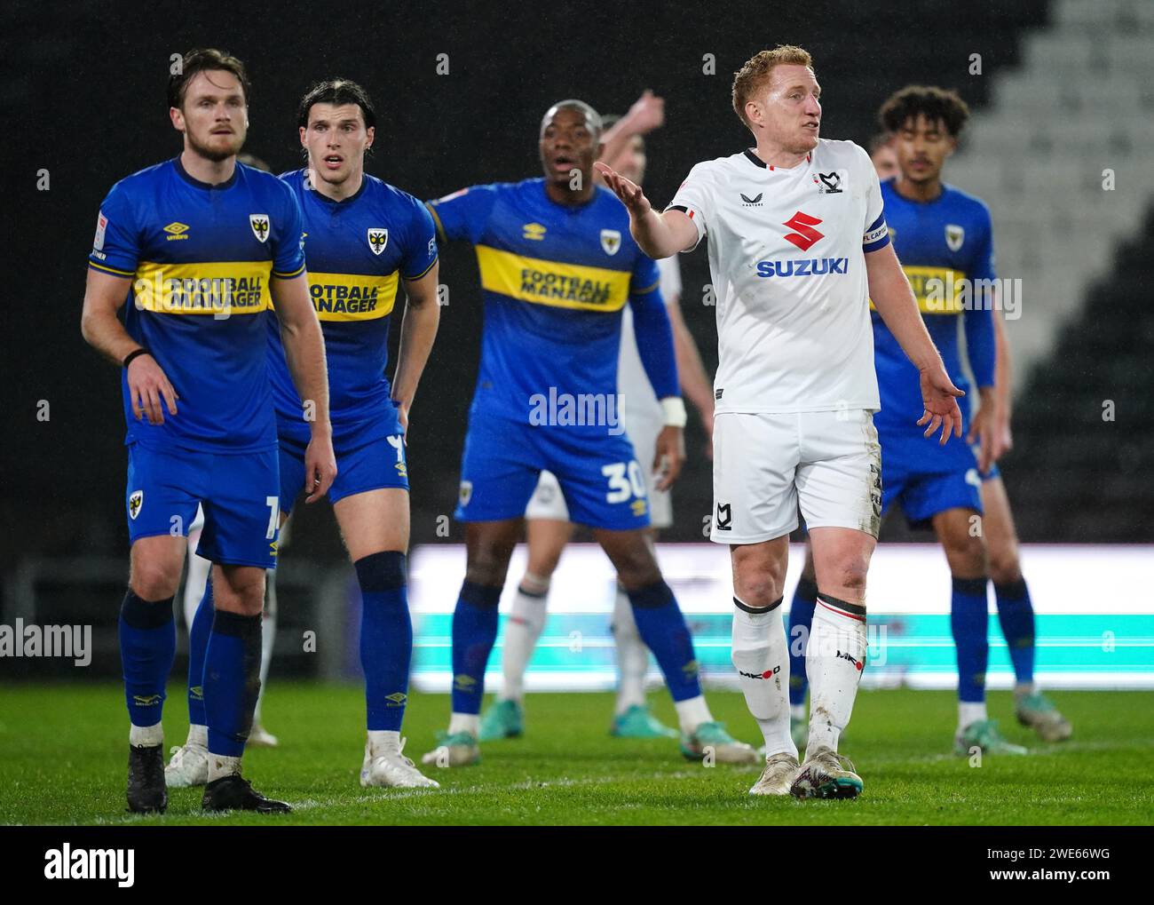 Milton Keynes Dons' Dean Lewington (à droite) lors du match de Sky Bet ...