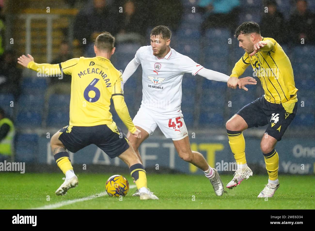 John McAtee de Barnsley (au centre) affronte Josh McEachran (à gauche ...