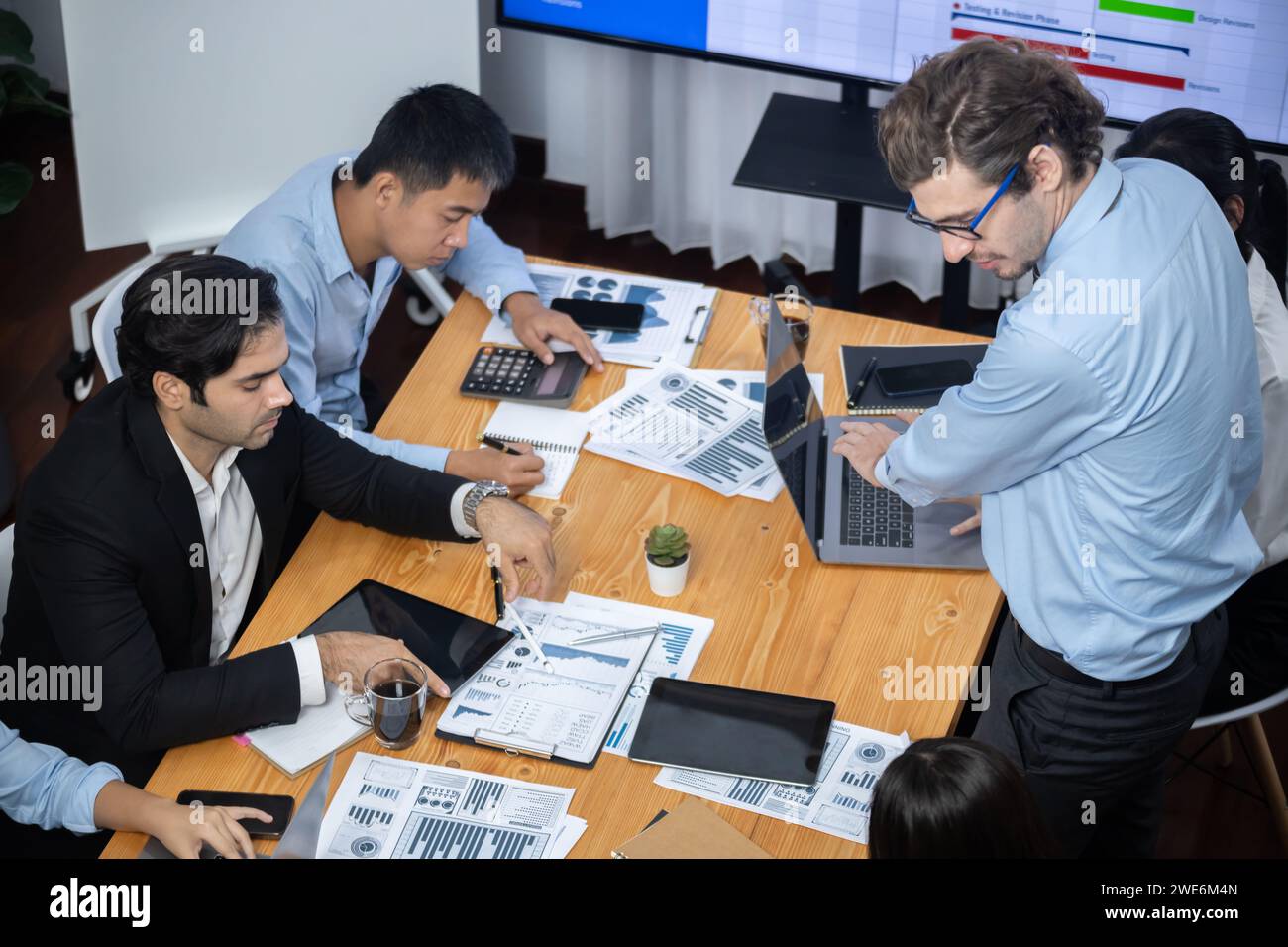 Le chef de projet planifie les plannings des tâches métier dans la ...