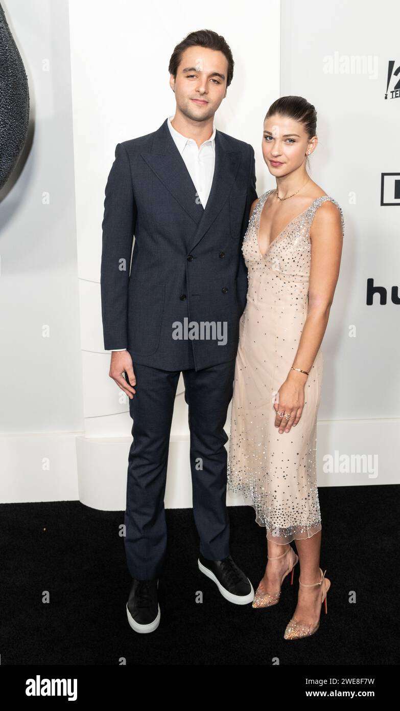 Phoebe Gates (à droite) assiste à la première saison 2 de FX 'Feud ...
