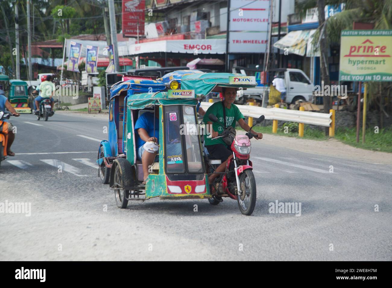 Véhicules à trois roues sur la route, appelés tricycles motorisés ...