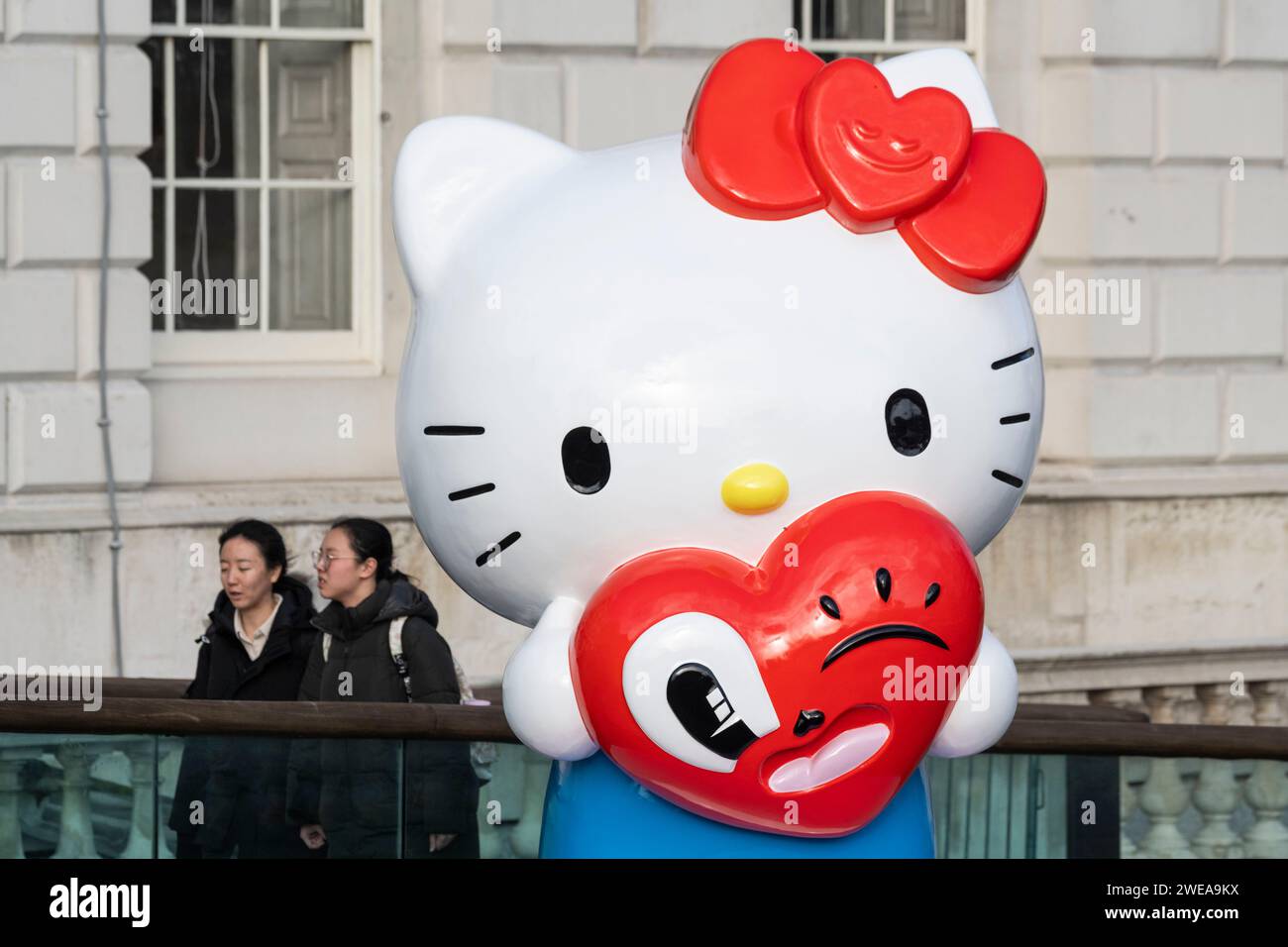 Londres, Royaume-Uni. 24 janvier 2024. Les gens passent 'Hello, Love', 2023, une Hello Kitty en ...