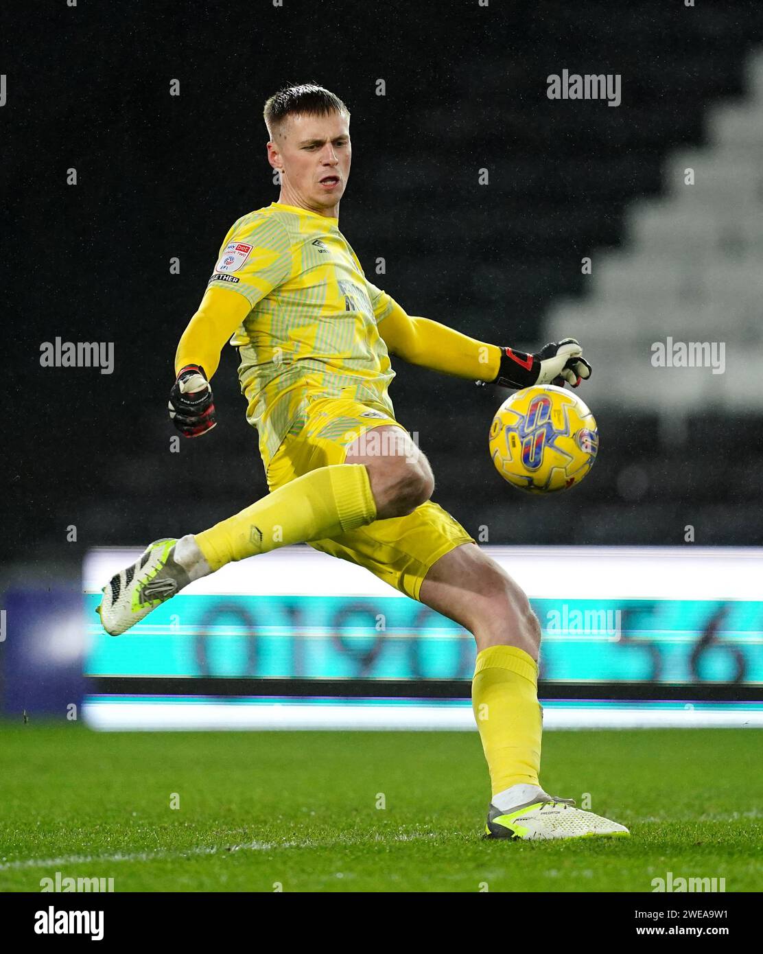 Le gardien de but de l'AFC Wimbledon Alex Bass lors du match de Sky Bet ...