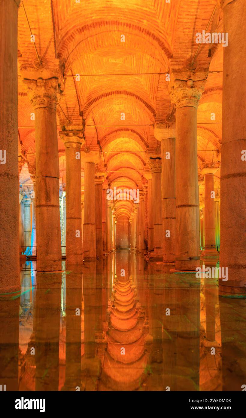 Istanbul, Turquie - 8 novembre 2023 : colonnes romaines à l'intérieur de la Citerne Basilique ou ...