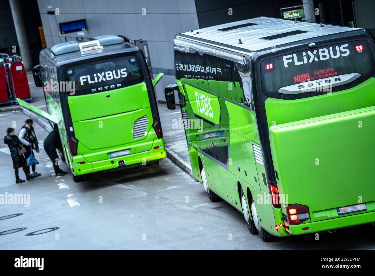 Flixbusse vor der Abfahrt am Busbahnhof ZOB München, Januar 2024 ...