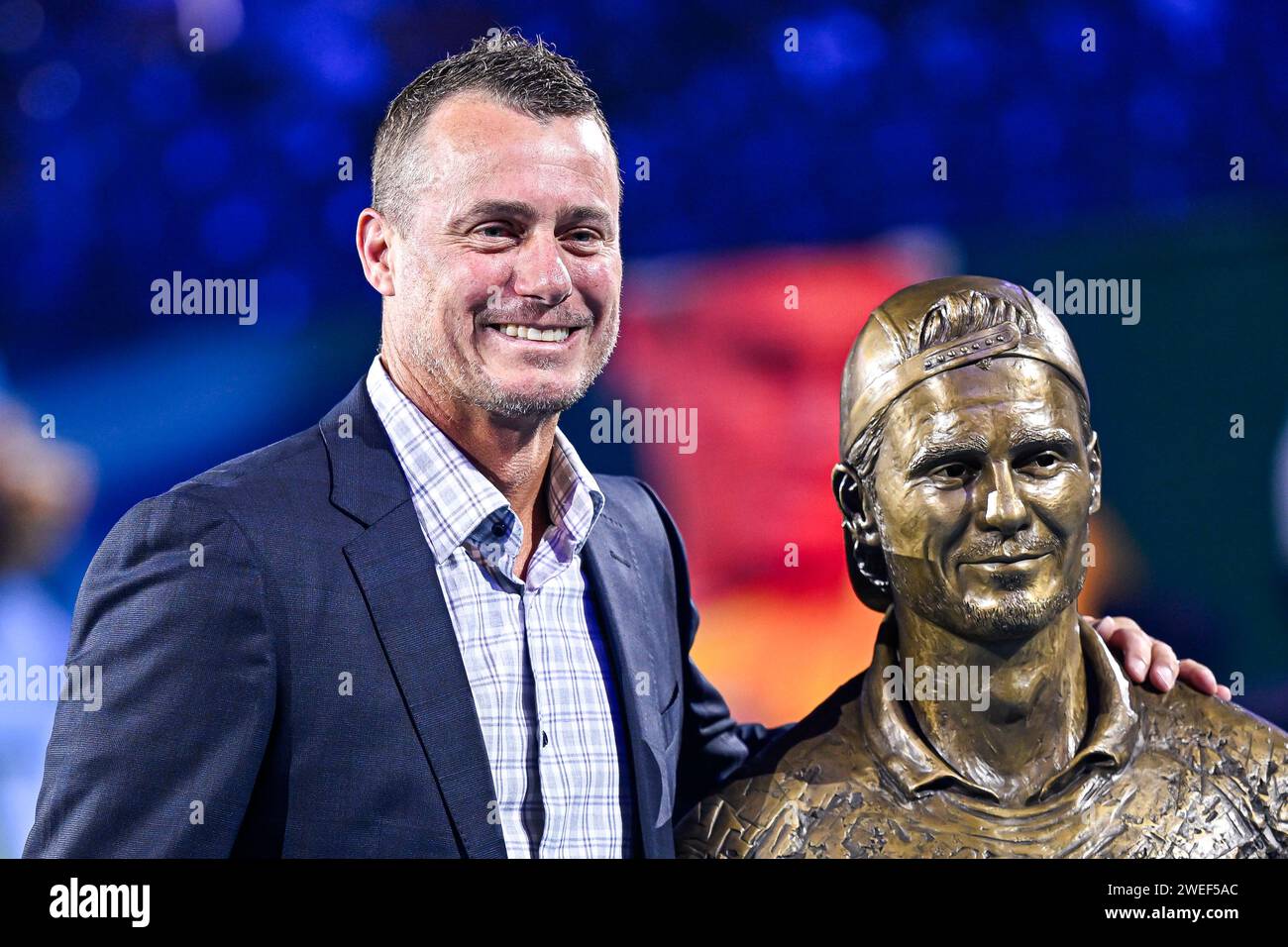 Lleyton Hewitt est intronisé au Hall of Fame posant avec une statue de ...