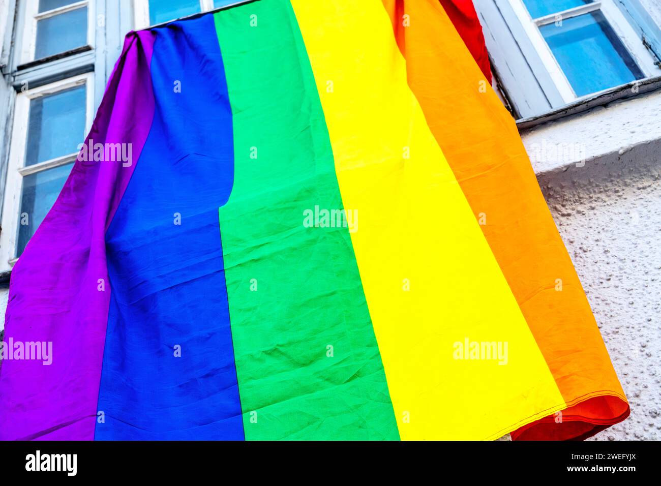 Regenbogenflagge an einer Hausfassade, München, Januar 2024 Deutschland ...
