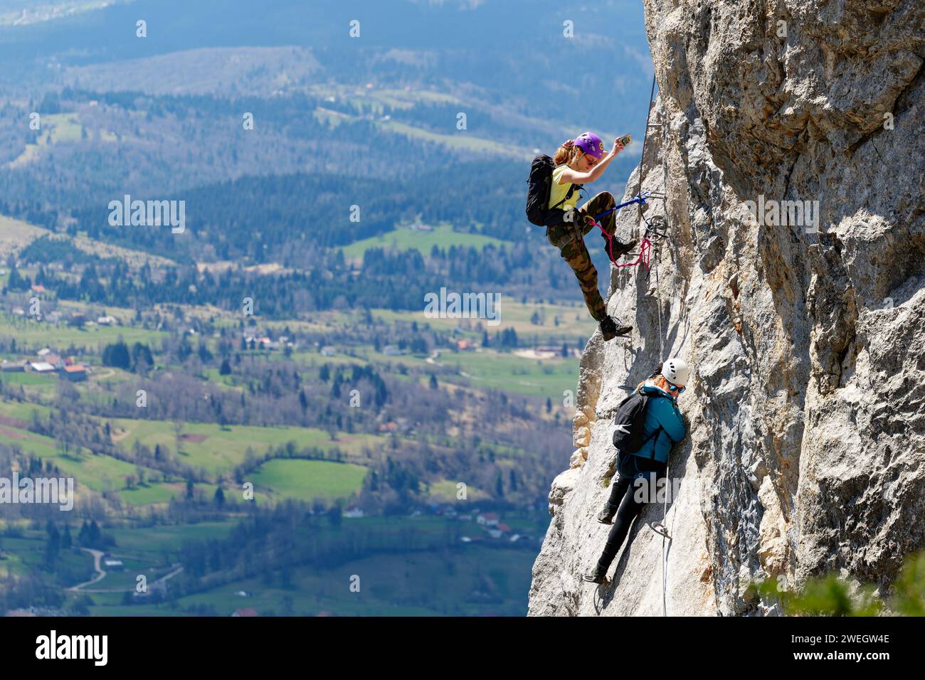 Alpiniste sur paroie verticale Banque de photographies et d’images à ...