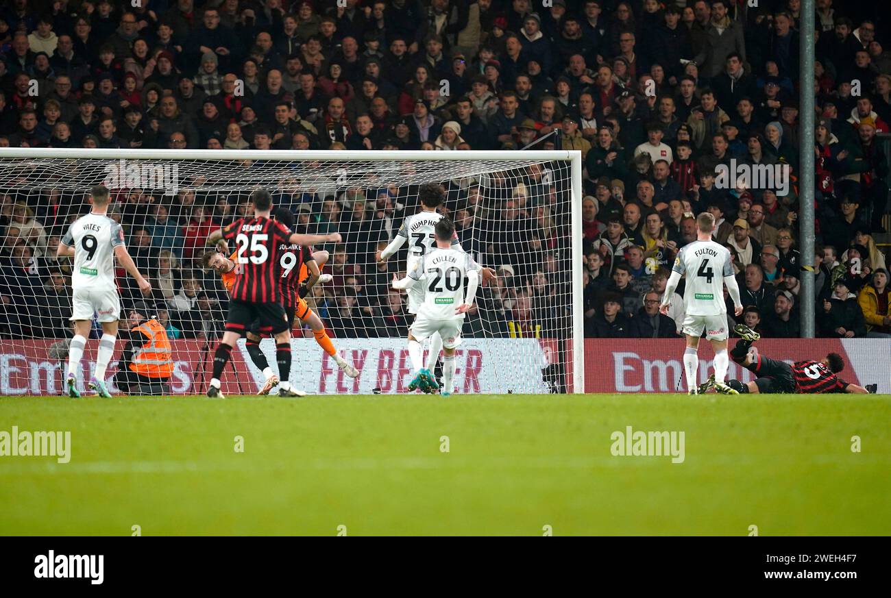 Lloyd Kelly de Bournemouth (à droite) marque le premier but de leur ...
