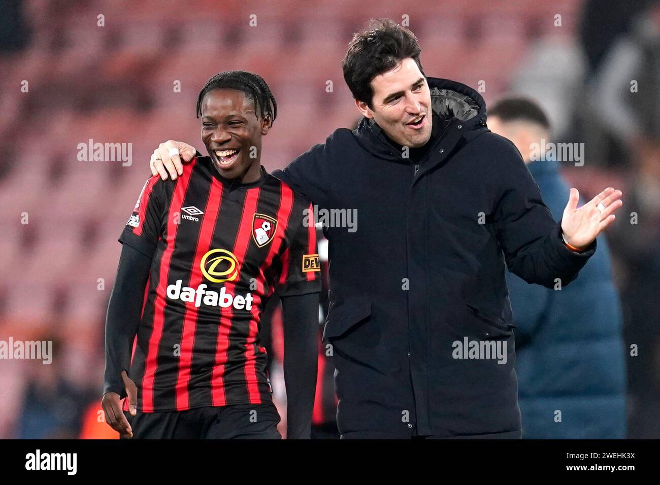 Andoni Iraola (à droite), entraîneur de Bournemouth, et Domonic Sadi ...
