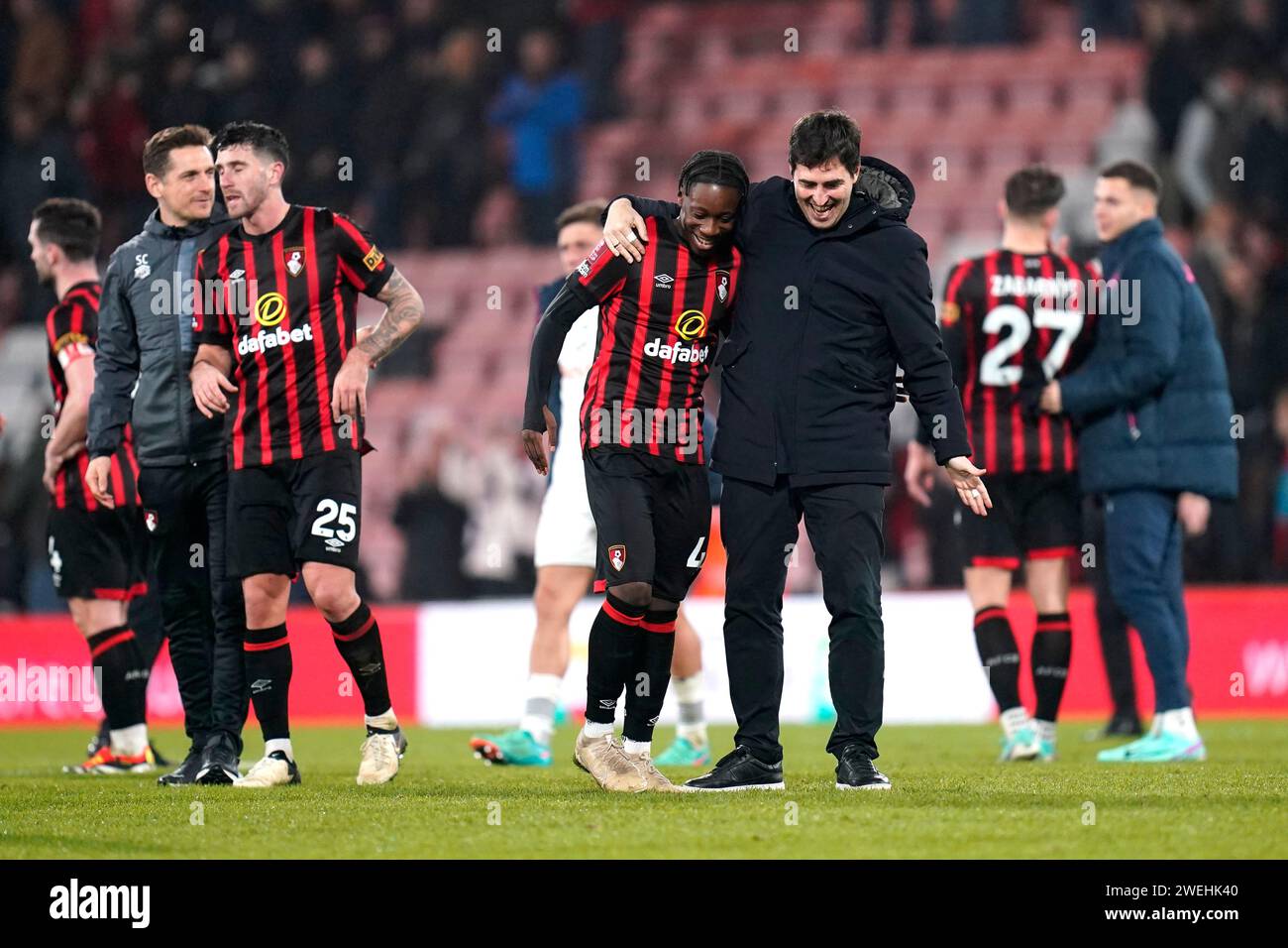 Andoni Iraola (à droite), entraîneur de Bournemouth, et Domonic Sadi ...