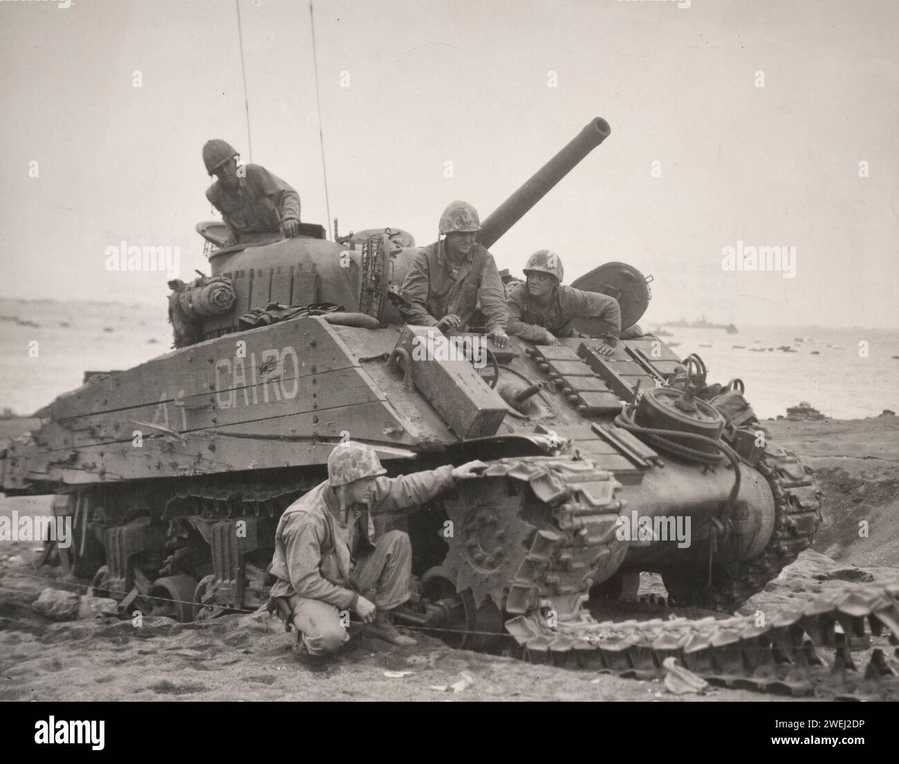 Sherman Tank et son équipage sur Iwo Jima. Le char a été endommagé par ...