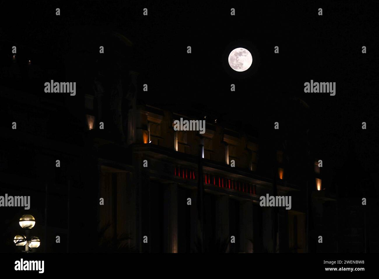 Loup lune 2024 Banque de photographies et d’images à haute résolution ...