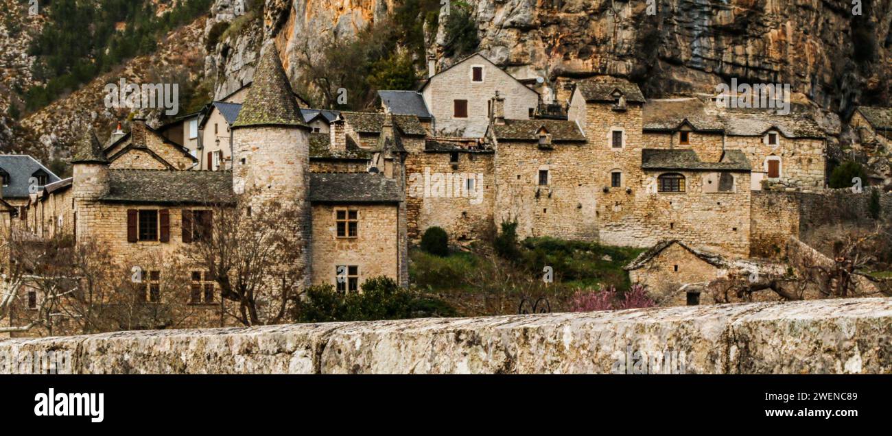 La Malène, un village dans les gorges du Tarn, une rivière entre Causse ...