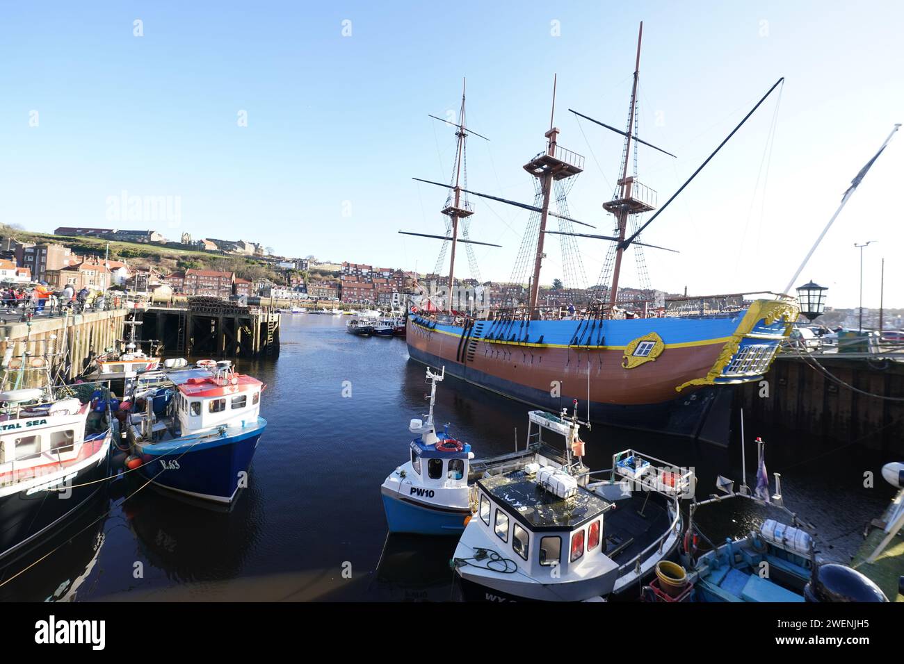 Une réplique du HMS Endeavour du capitaine James Cook amarré à Whitby ...