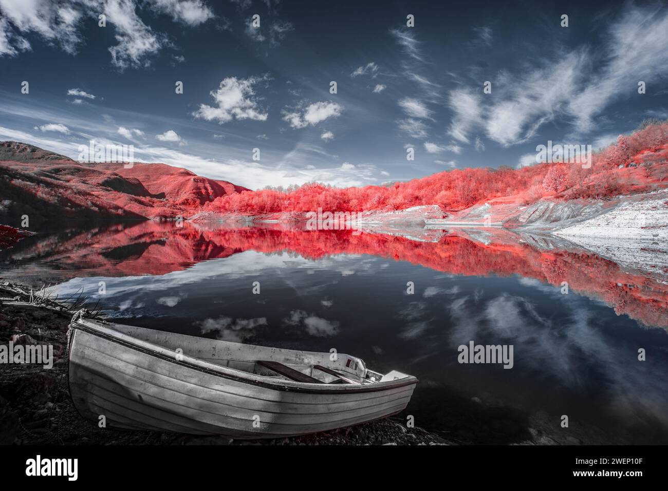 Lago rosso Banque de photographies et d’images à haute résolution - Alamy