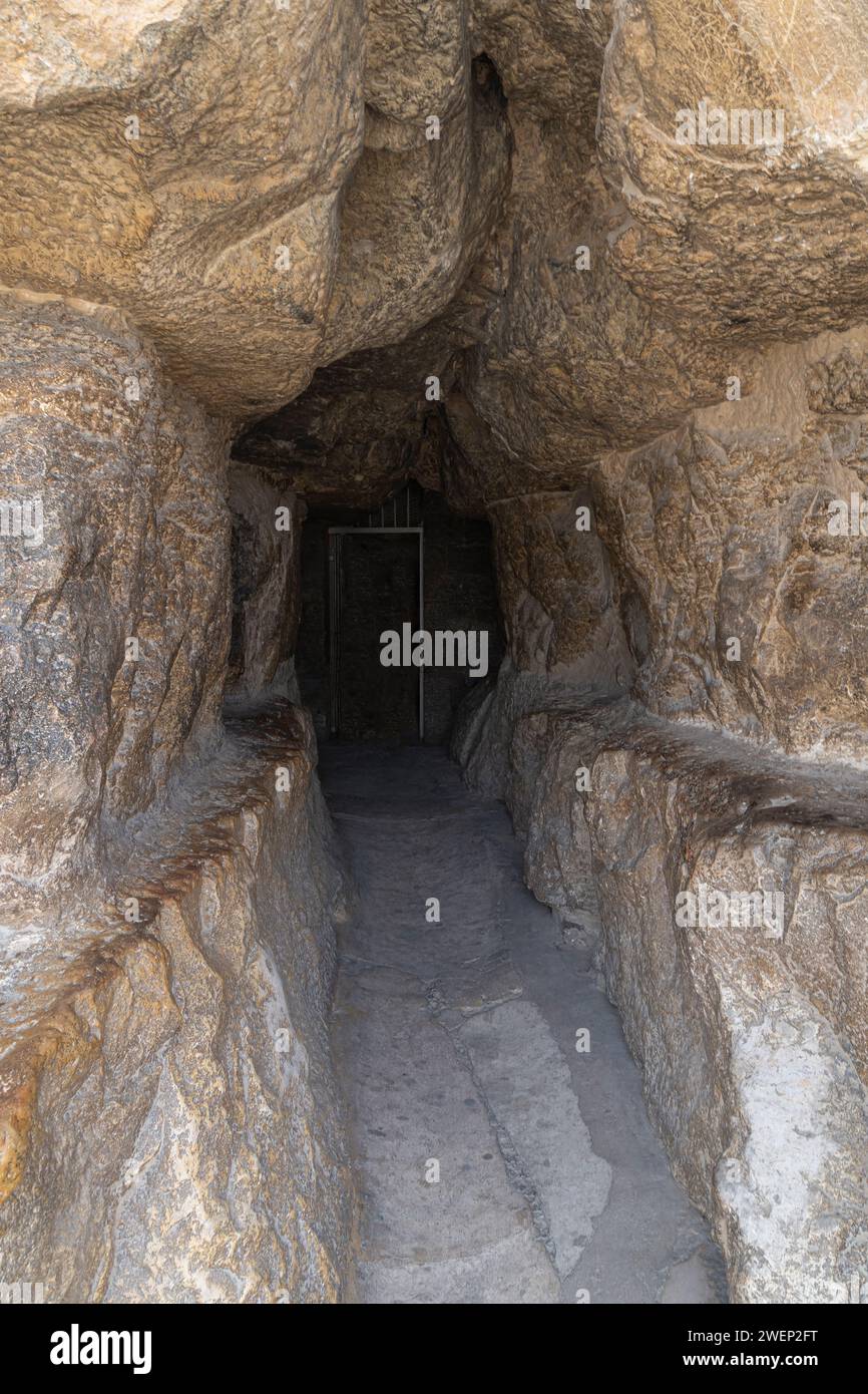 Entrée dans la pyramide de Khéops, la plus grande du site des grandes ...