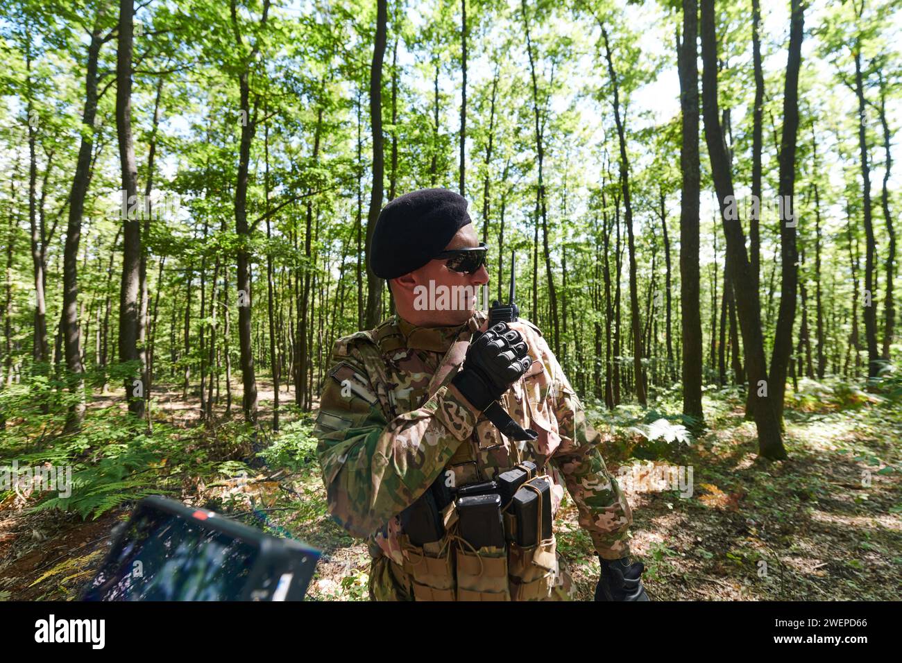 Un militaire majeur utilise une radio Motorola pour communiquer de ...