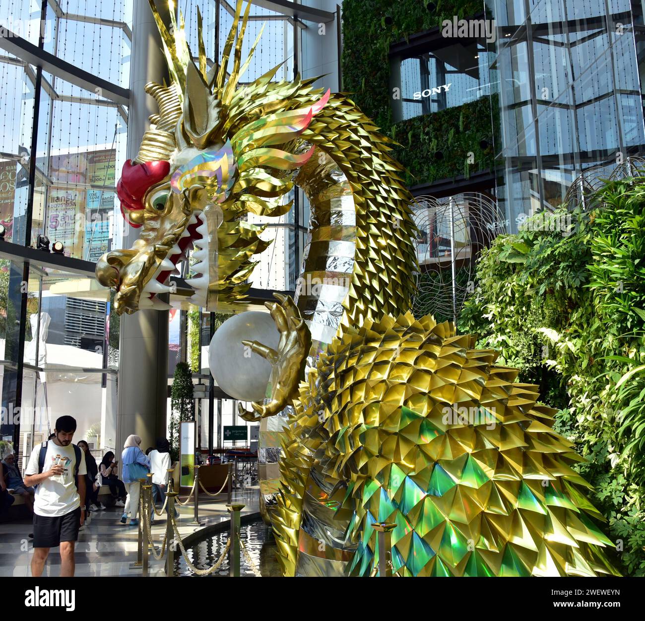 Une grande figure de dragon accueille les acheteurs au centre ...