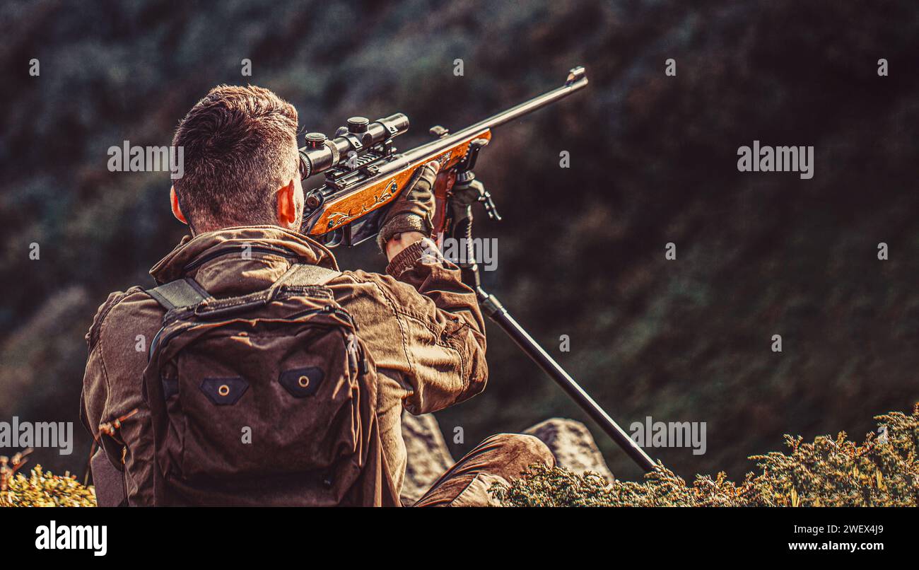 Tireur qui soupira dans la cible. L'homme est à la chasse. Chasse fusil ...