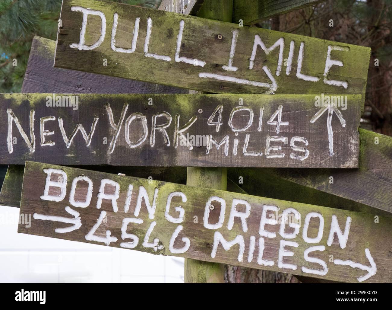 Poteau de signalisation ennuyeux et ennuyeux Photo Stock - Alamy