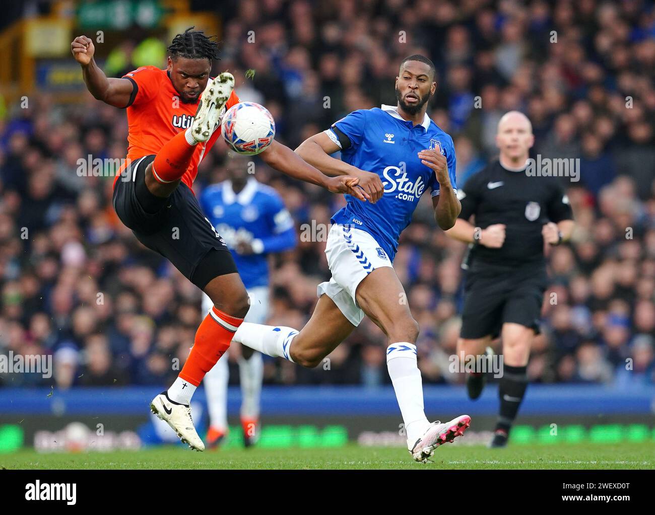 Teden Mengi de Luton Town (à gauche) et Beto d'Everton se battent pour ...