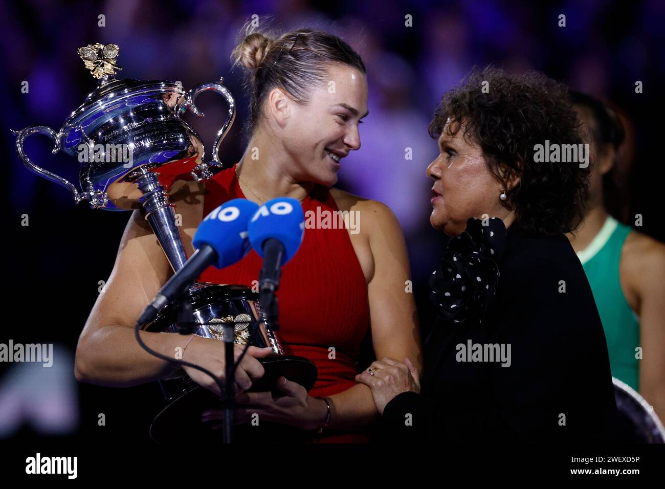 Aryna Sabalenka lève le trophée après avoir remporté la finale contre Qinwen Zheng (CHN) le jour ...