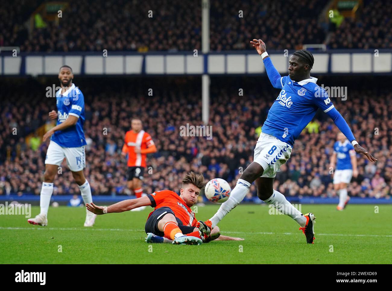 Reece Burke de Luton Town défie Amadou Onana d'Everton lors du ...