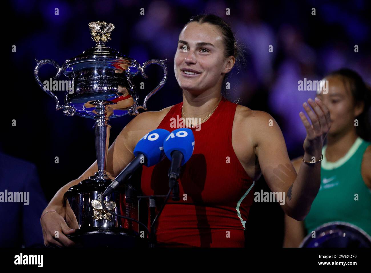 Aryna Sabalenka lève le trophée après avoir remporté la finale contre Qinwen Zheng (CHN) le jour ...