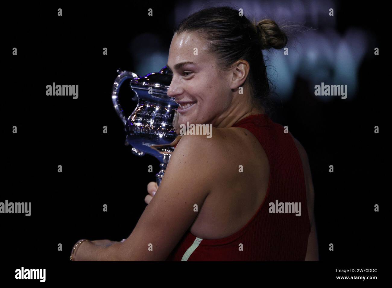 Aryna Sabalenka lève le trophée après avoir remporté la finale contre ...
