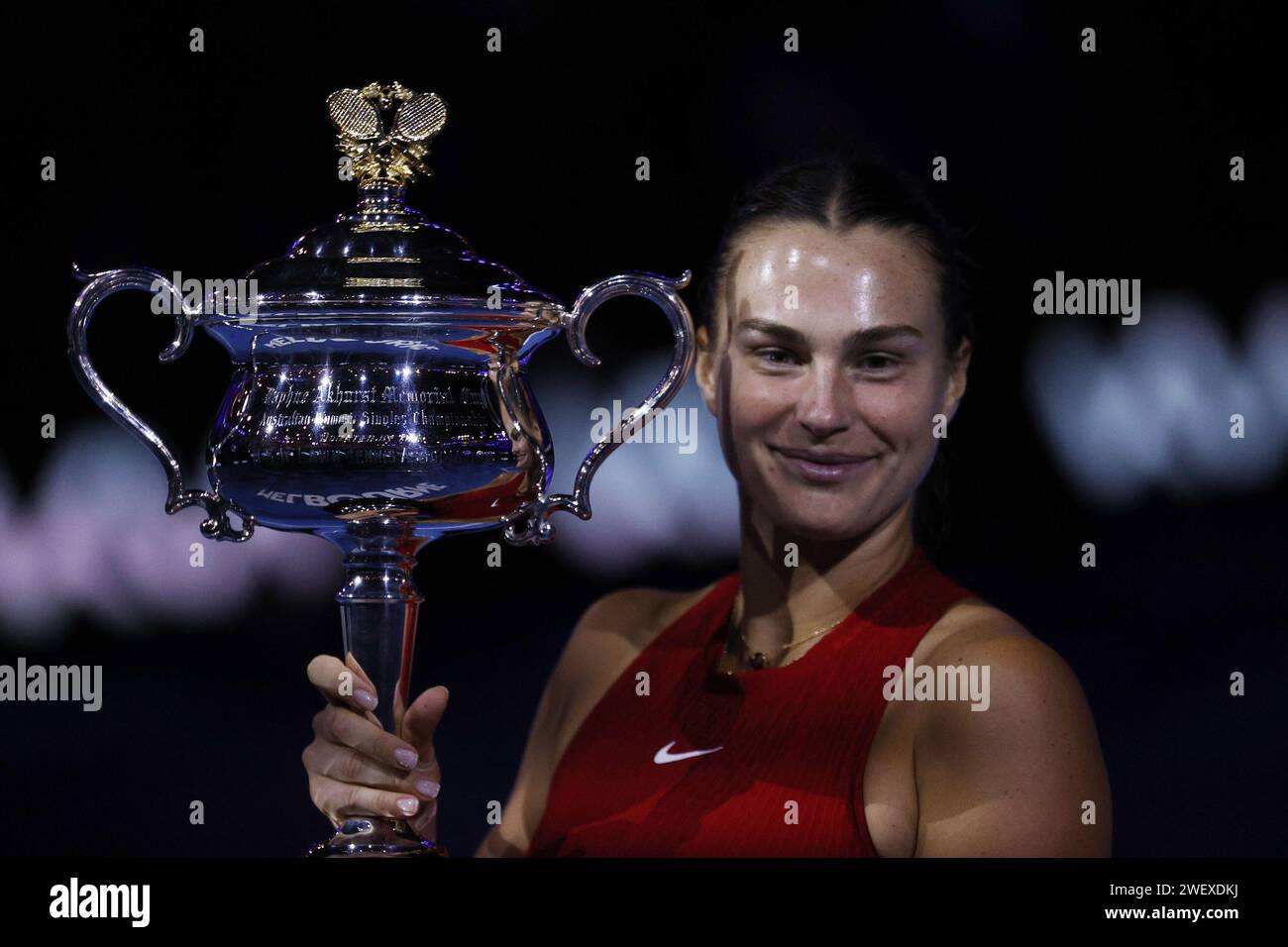 Aryna Sabalenka lève le trophée après avoir remporté la finale contre ...
