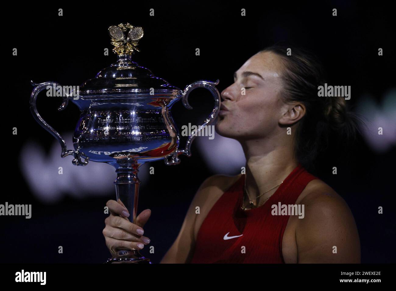 Aryna Sabalenka lève le trophée après avoir remporté la finale contre Qinwen Zheng (CHN) le 27 ...