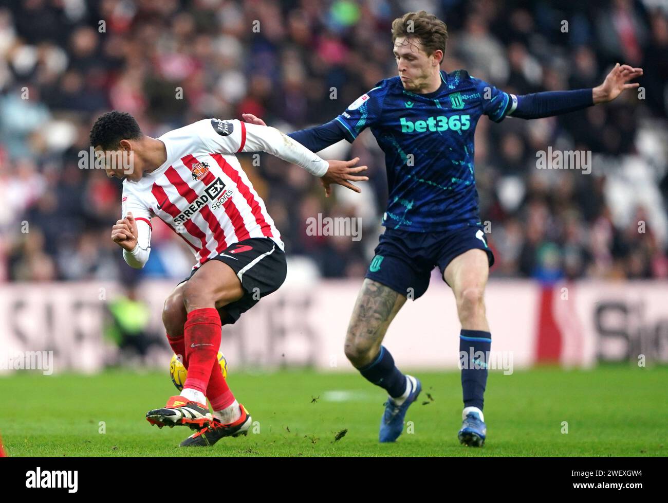 Jobe Bellingham de Sunderland et Wouter Burger de Stoke City se battent ...