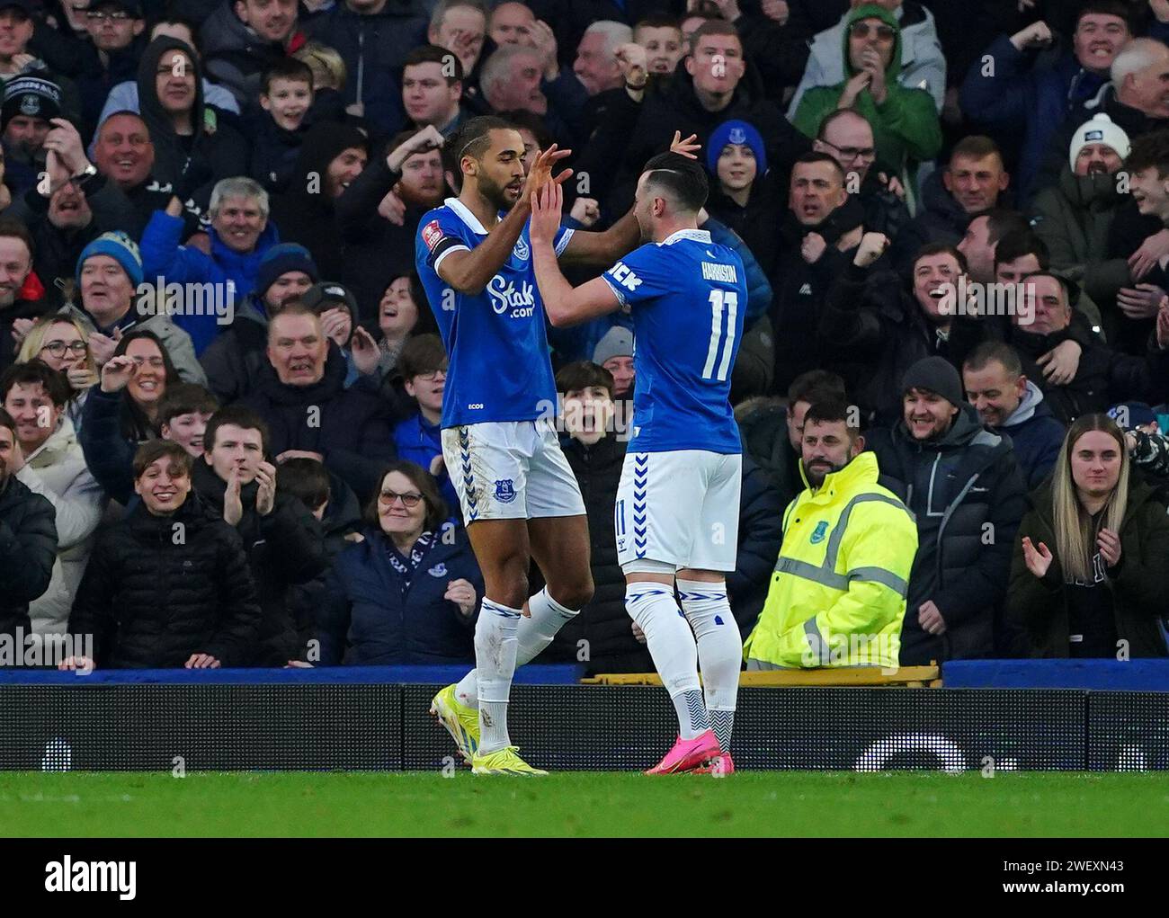Jack Harrison d'Everton (à droite) célèbre avoir marqué le premier but ...