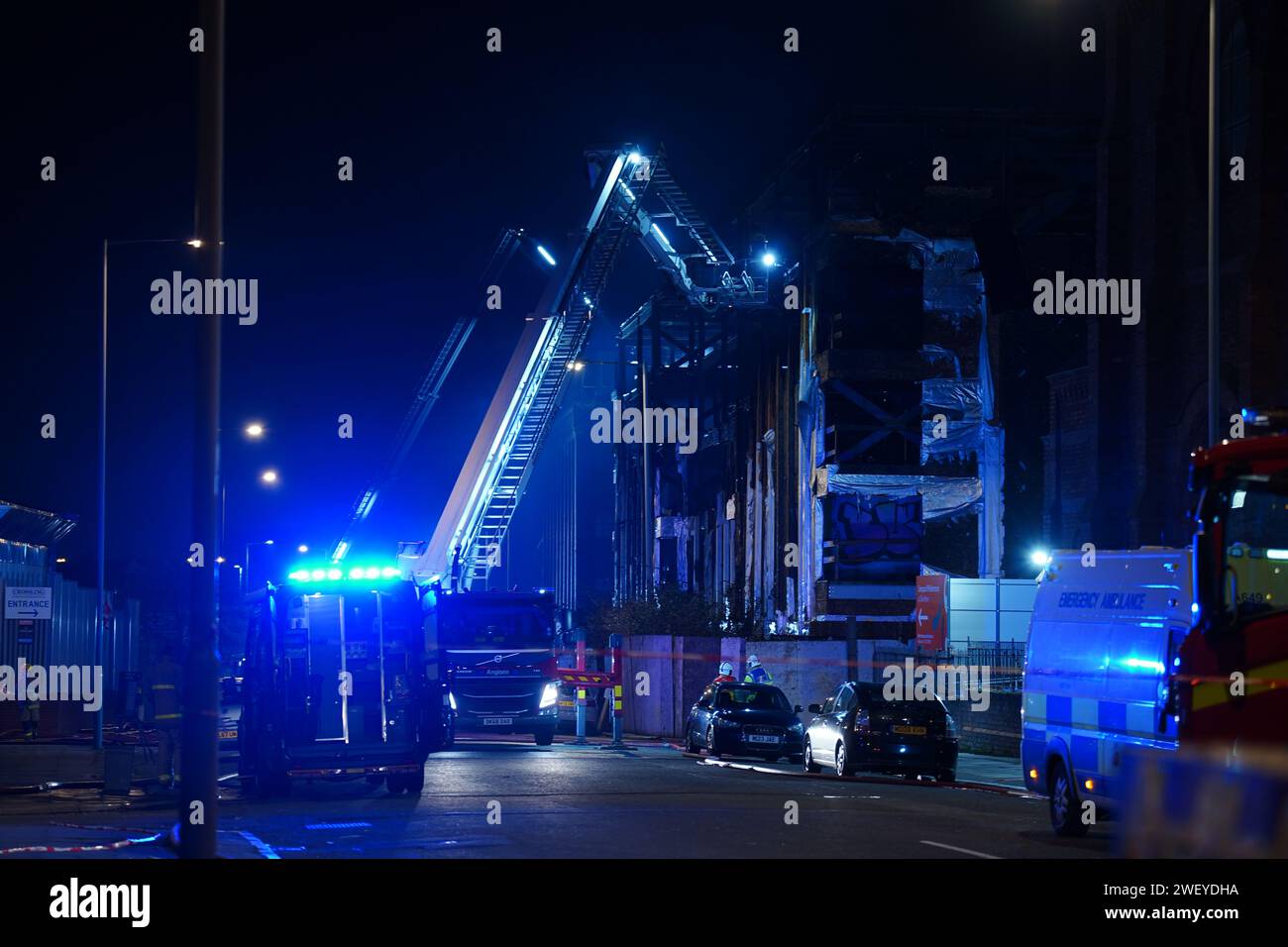 Pompiers sur les lieux après un incendie sur Fox Street à Liverpool. Un ...
