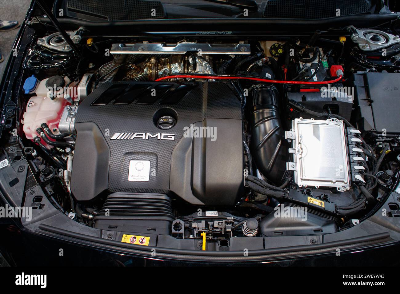 Automobilmesse Erfurt 2024 lockt tausende Besucher an - der Motorraum ...